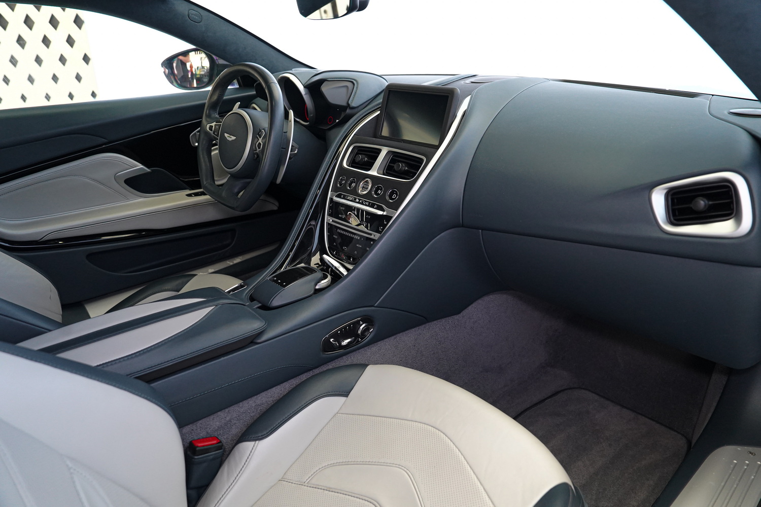 2020 White Aston Martin DBS Superleggera V12 For Sale in Dubai, UAE