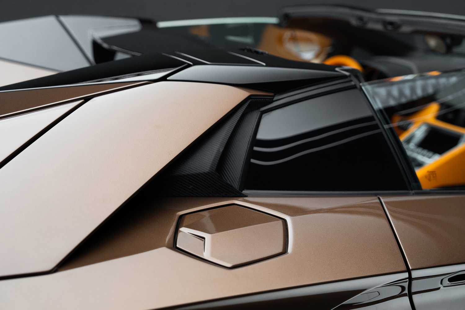 2015 Brown Lamborghini Aventador Roadster For Sale in Dubai, UAE