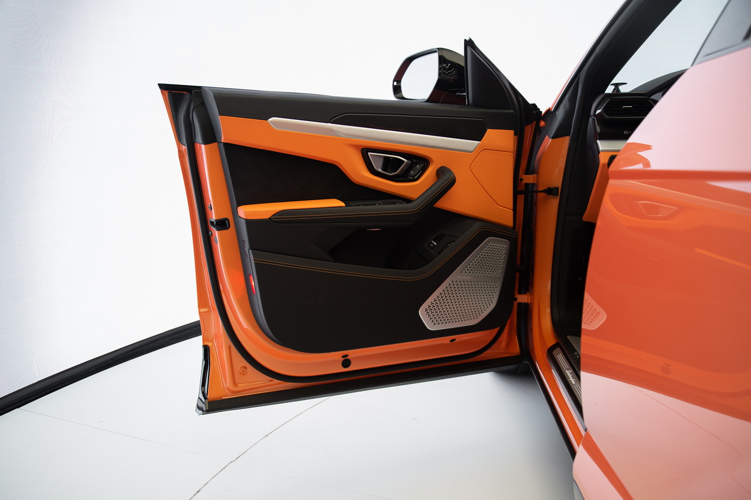 Used 2022 Orange Lamborghini Urus For Sale in Dubai, UAE