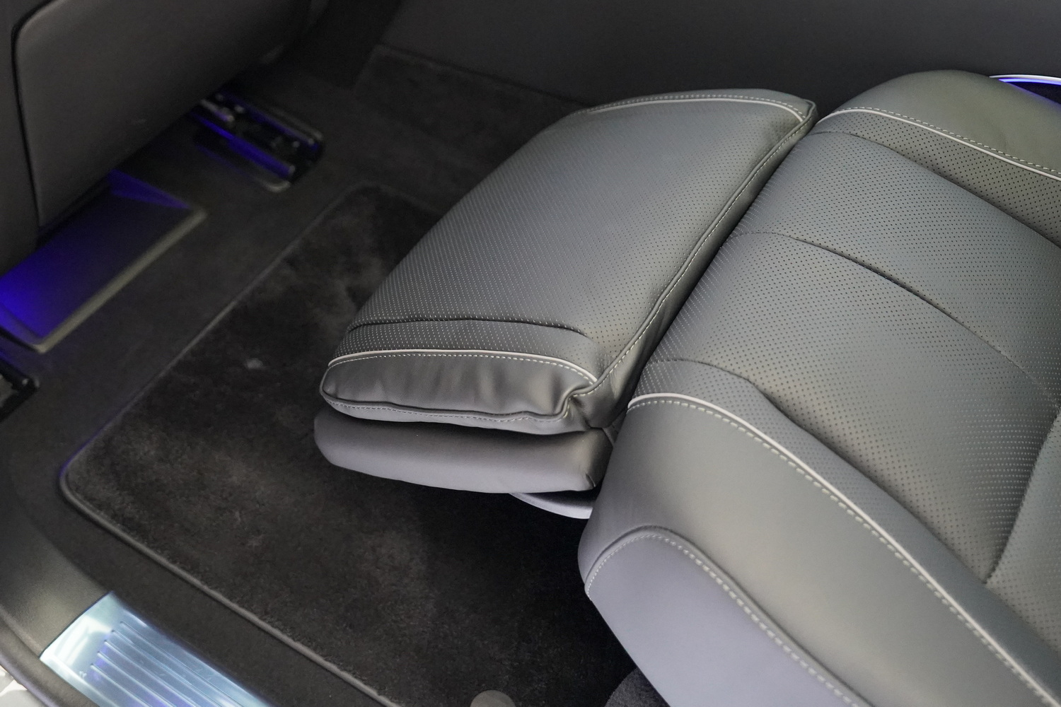 2023 Grey + Silver Mercedes Benz Maybach GLS 600 For Sale in Dubai, UAE