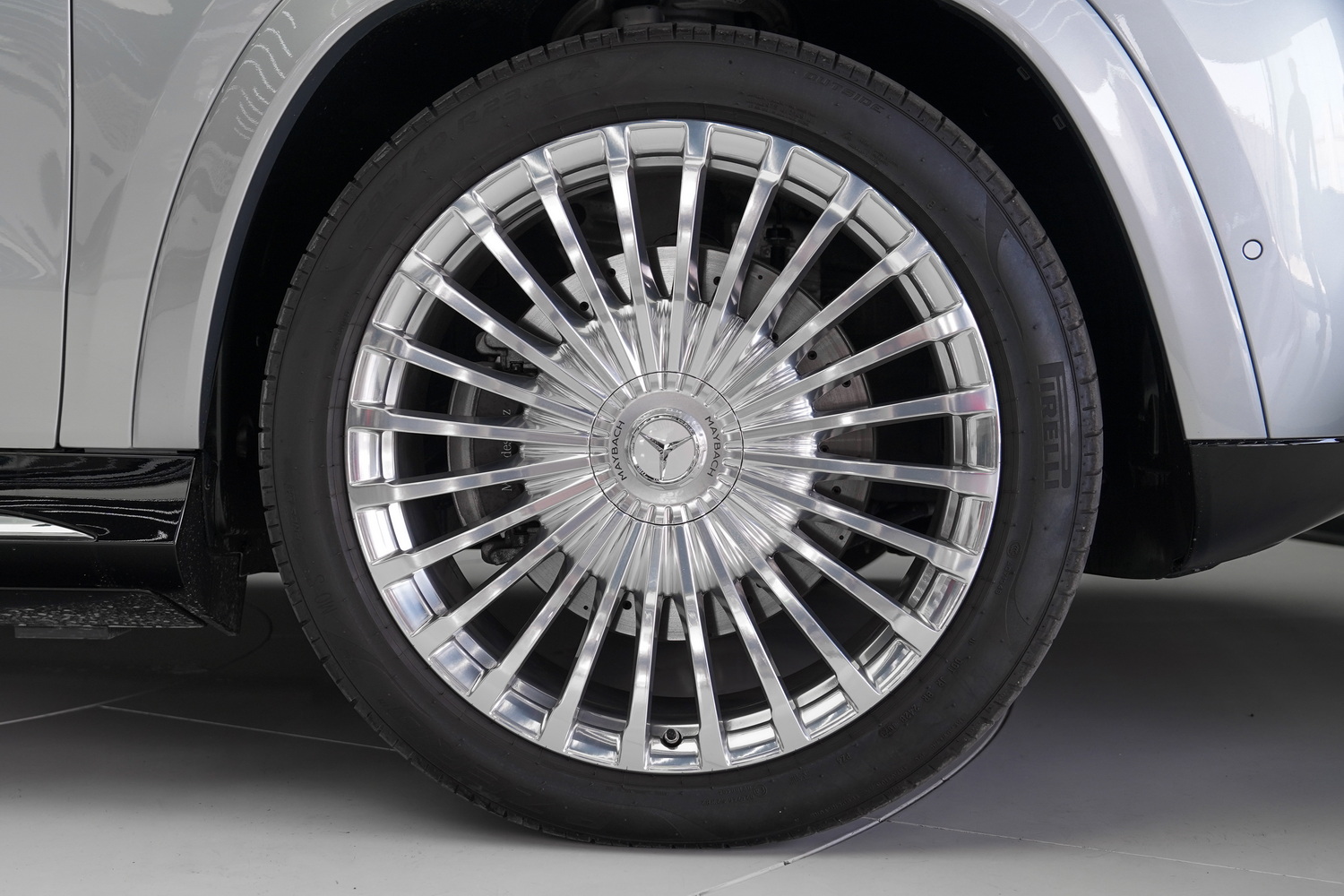 2023 Grey + Silver Mercedes Benz Maybach GLS 600 For Sale in Dubai, UAE