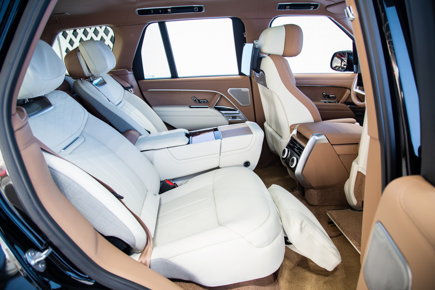 2023 Black Range Rover SV Autobiography P530 SWB For Sale in Dubai,UAE