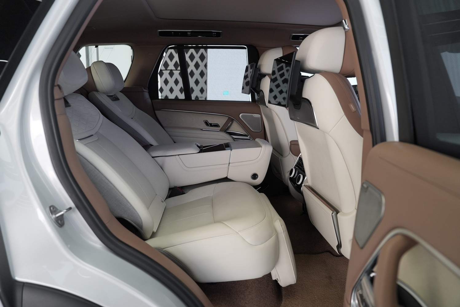 2023 Silver Range Rover SV Autobiography For Sale in Dubai, UAE