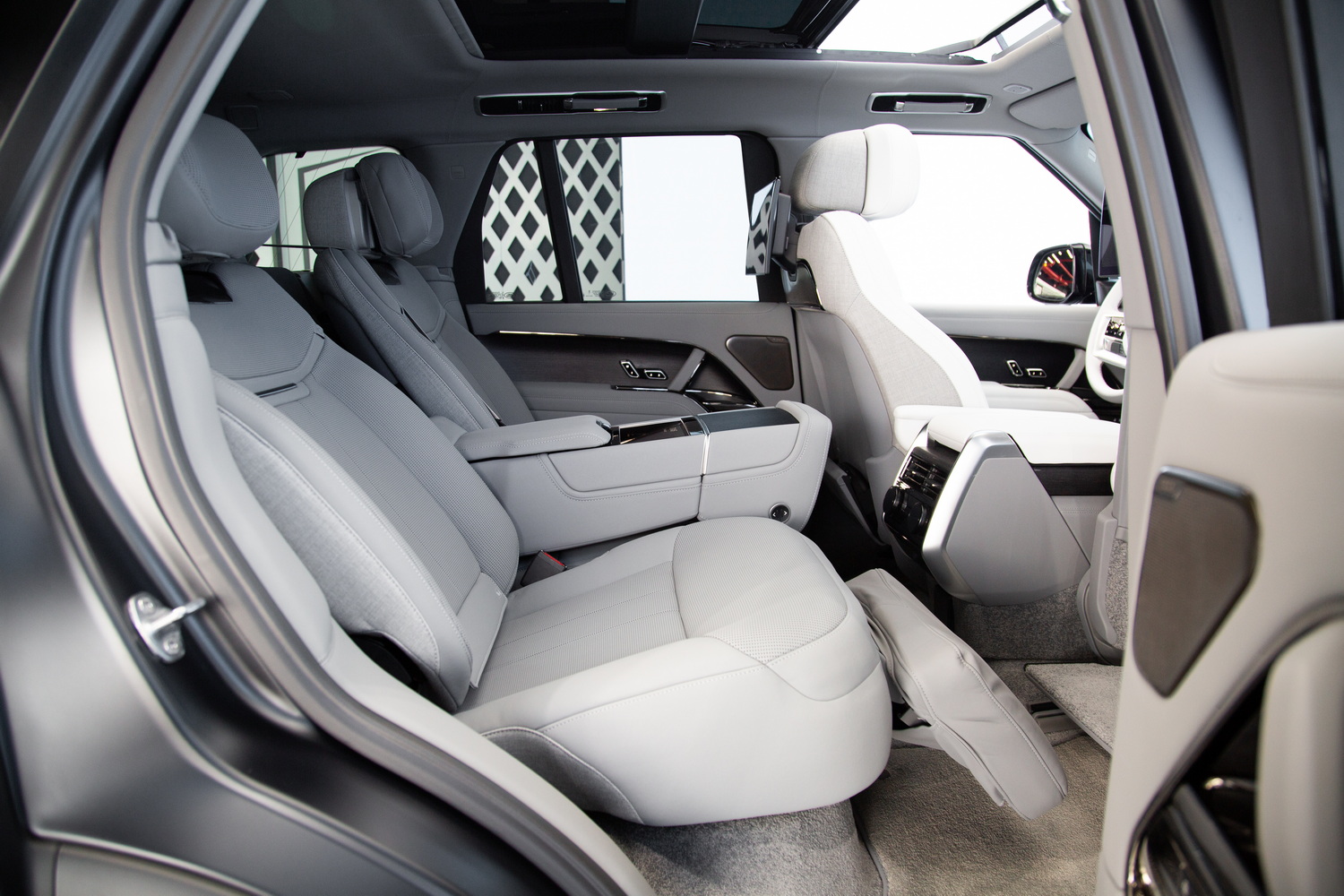 Used 2023 Matt Black Range Rover SV Autobiography For Sale in Dubai, UAE