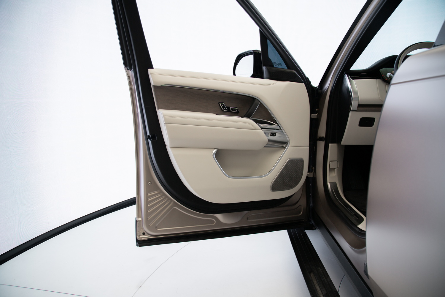 2022 Satin Gold Range Rover Vogue First Edition P530